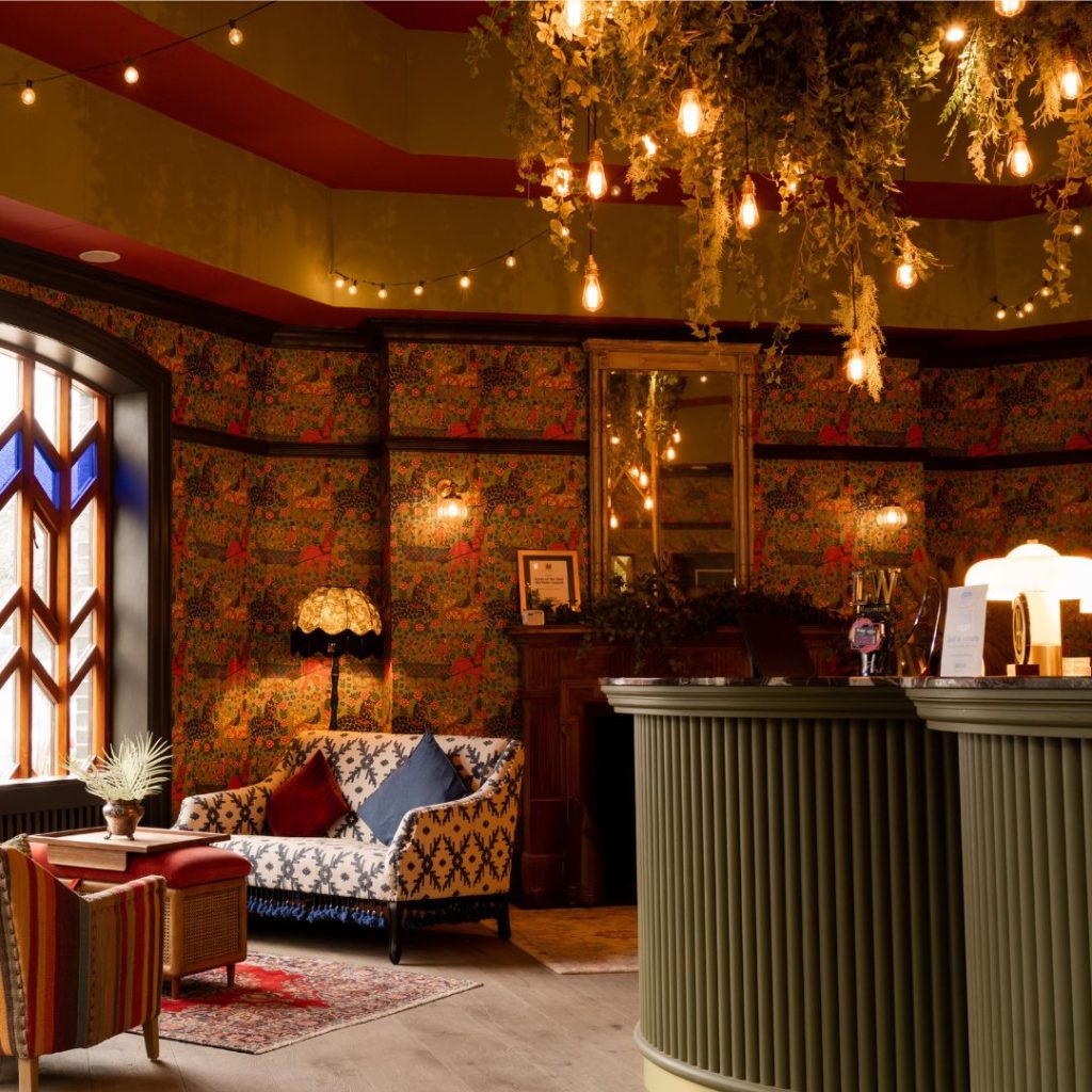 Exploring Belfast: Top Hotels for an Unforgettable Stay - Trek NI